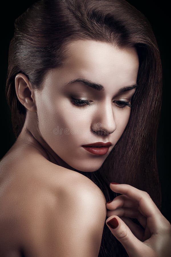 Une Belle Fille Mince De Torse Nu Avec La Composition Davant Garde