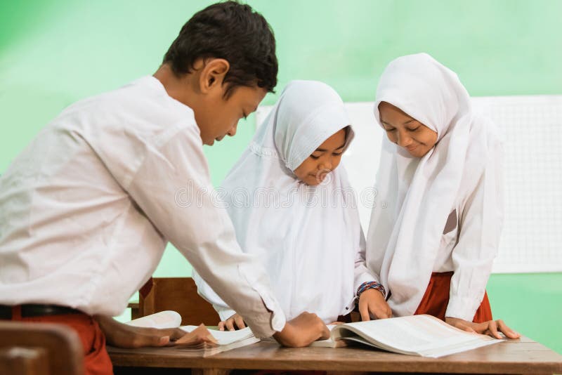 Portraits of Indonesian Primary School Students Have a Discussion Stock ...
