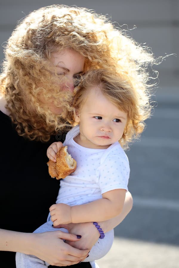 Portreit Der Mutter Baby Halten Stockfoto - Bild von schätzchen ...