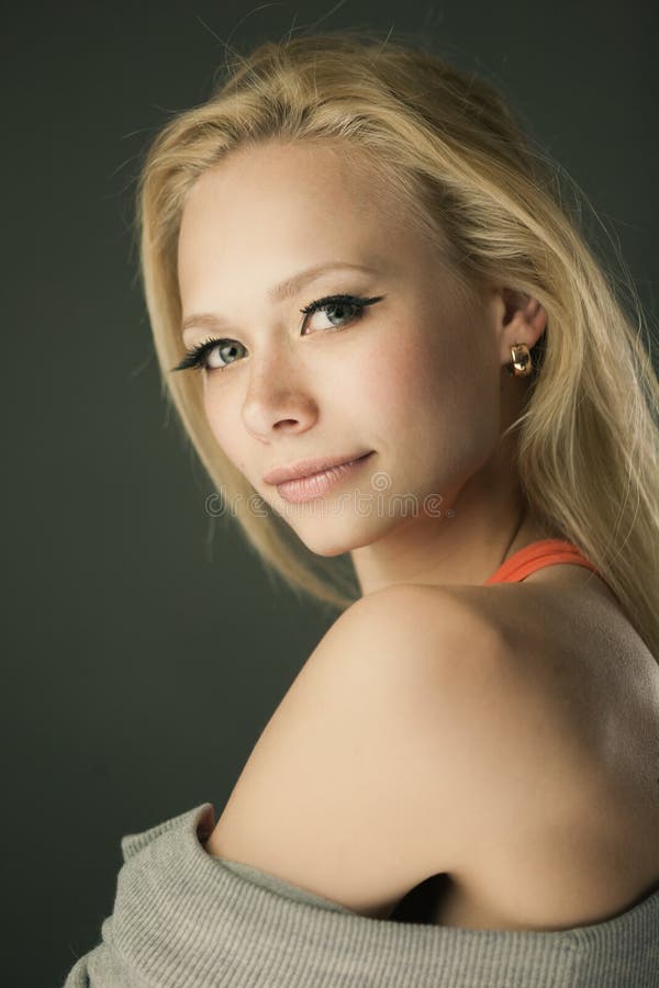 Portret Sporty Kobieta Z Ręcznikiem Po Trenować Zdjęcie Stock - Obraz ...