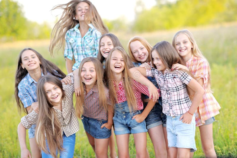Portret Van Blije Mooie Meisjes Stock Foto - Image of aanbiddelijk ...