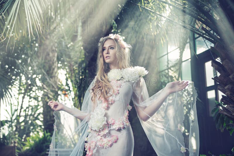 Portret Van De Blonde Nimf in Het Bos Stock Afbeelding - Image of ...