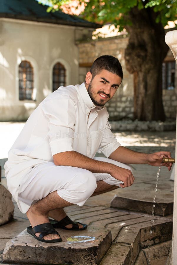 Portret Van De Jonge Arabische Saoedi-arabische Mens Van Emiraten Stock ... Portret Van De Jonge Arabische Saoedi-arabische Mens Van Emiraten Stock ...