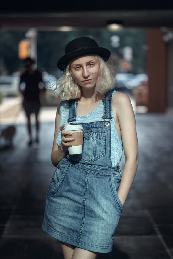 Portret Van De Mooie Kaukasische Tiener Jonge Vrouw Die Van Het Blonde ... Portret Van De Mooie Kaukasische Tiener Jonge Vrouw Die Van Het Blonde ...