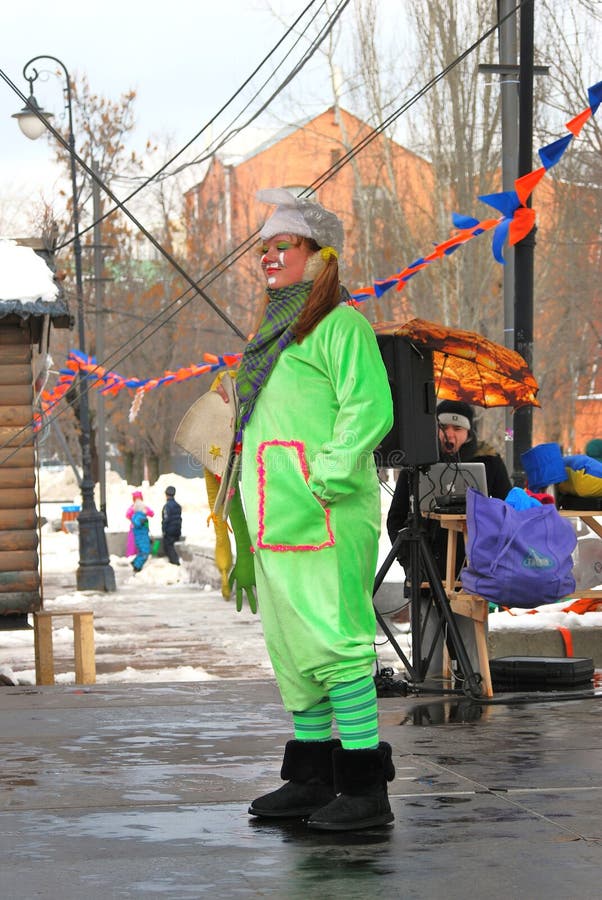 Portret Van Een Actrice in Groen Dierlijk Carnaval-kostuum Redactionele ...
