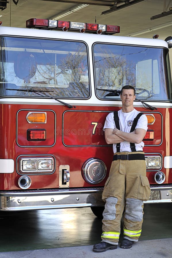 Portret Van Een Brandweerman Stock Foto - Image of alleen, gevaarlijk ...