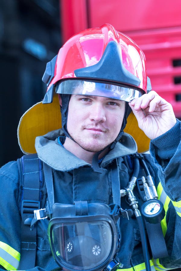 Portret Van Een Brandweerman Stock Afbeelding - Image of mens, diensten ...