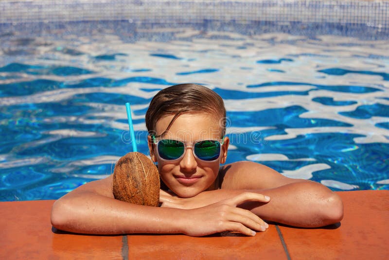 Jongen Onder Een Douche Stock Foto Image Of Jongens 71189052