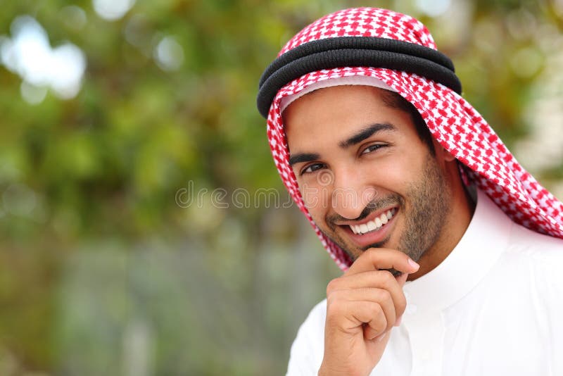 Portret Van Een Knappe Arabische Saoedi-arabische Mens Van Emiraten ... Portret Van Een Knappe Arabische Saoedi-arabische Mens Van Emiraten ...