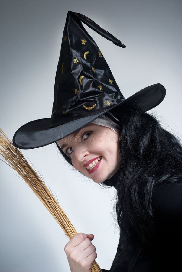 Leuke Heksenhond Met Pot Van Traktaties Stock Foto - Image of benen ...