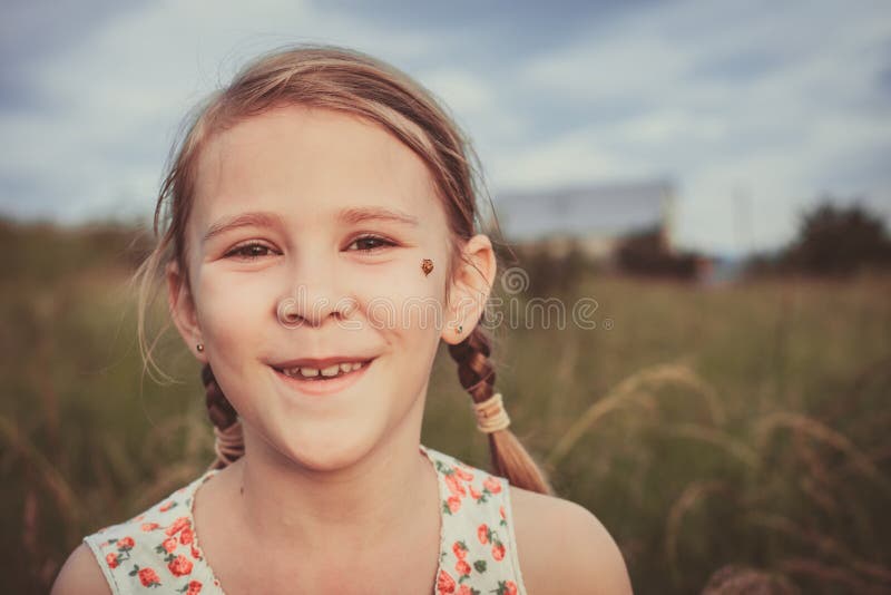 Portret Van Een Mooi Jong Meisje Stock Afbeelding - Image of kaukasisch ... Portret Van Een Mooi Jong Meisje Stock Afbeelding - Image of kaukasisch ...