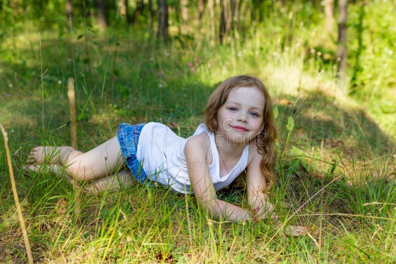 Portret Van Een Mooi Jong Meisje Met Lang Haar Stock Foto - Image of ... Portret Van Een Mooi Jong Meisje Met Lang Haar Stock Foto - Image of ...