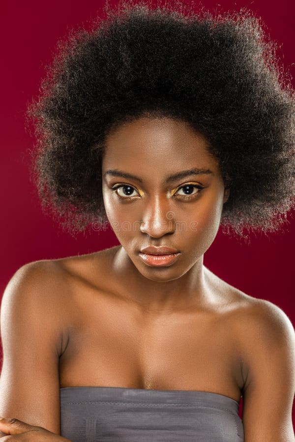 Portret Van Een Mooie Ernstige Afro Amerikaanse Vrouw Stock Foto ... Portret Van Een Mooie Ernstige Afro Amerikaanse Vrouw Stock Foto ...