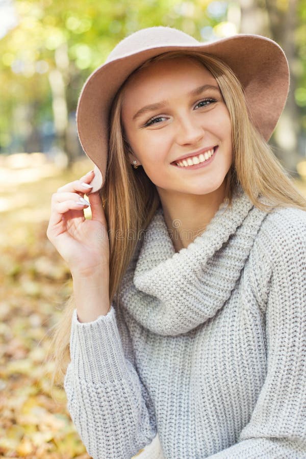 Portret Van Een Mooie Jonge Blonde Vrouw Met Glanzend Recht Haar in Een ... Portret Van Een Mooie Jonge Blonde Vrouw Met Glanzend Recht Haar in Een ...