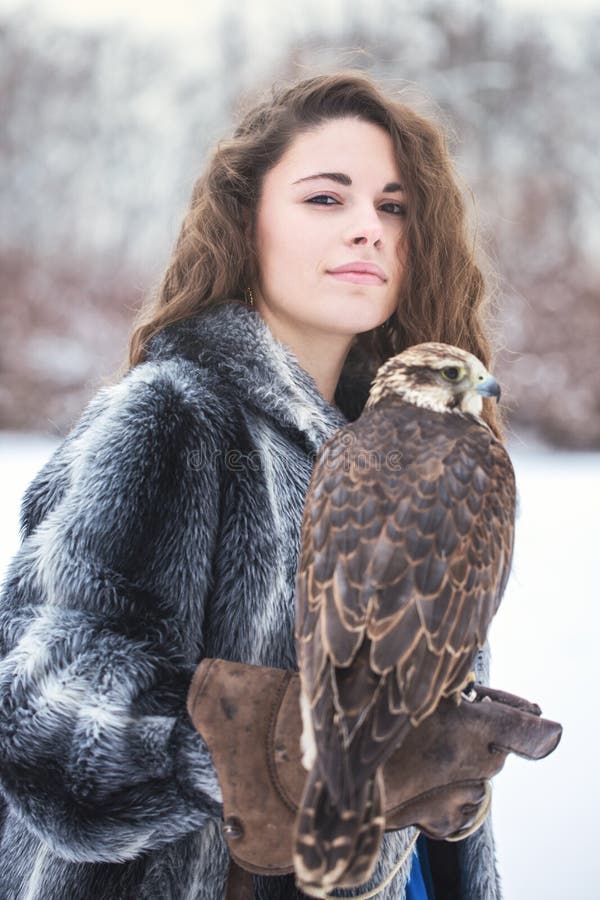 Portret Van Een Vrouw En Een Valk Stock Foto - Image of ogen, jacht ...