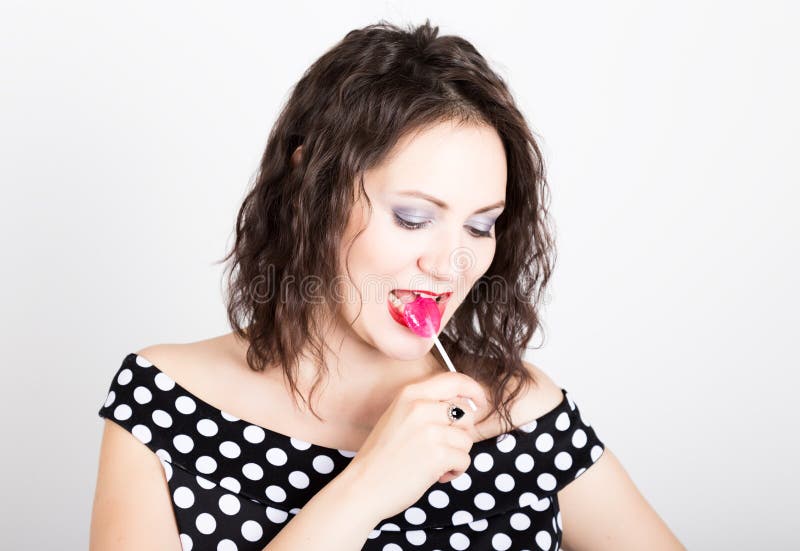 Portret Van Gelukkige Mooie Jonge Vrouw Die Zoet Suikergoed Likken En