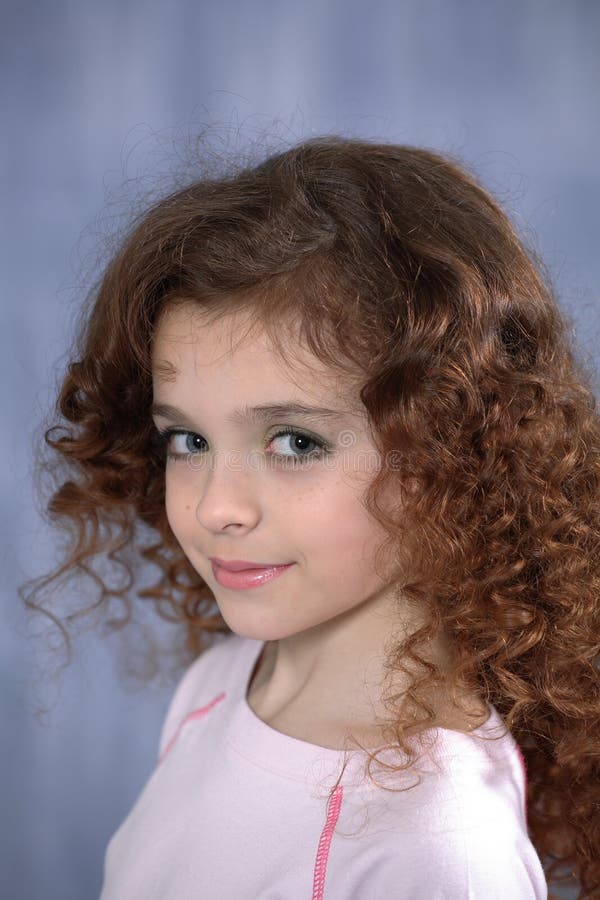 Portret Van Het Jonge Meisje Stock Foto - Image of manier, krullend ...