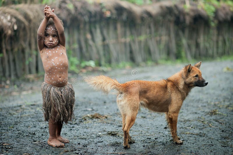 Portret Van Het Meisje Met Een Hond Redactionele Fotografie - Image of ...