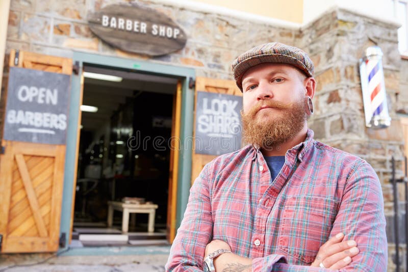 Portret Van Hipster Barber Standing Outside Shop Stock Afbeelding ... Portret Van Hipster Barber Standing Outside Shop Stock Afbeelding ...