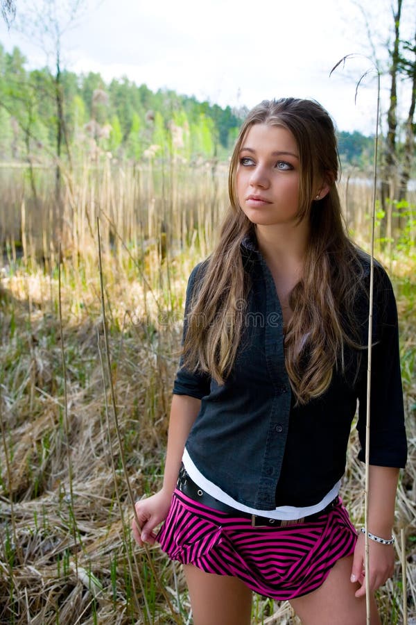 Jong Meisje in Een Kort Rokje Stock Afbeelding - Image of jong, veranda ...