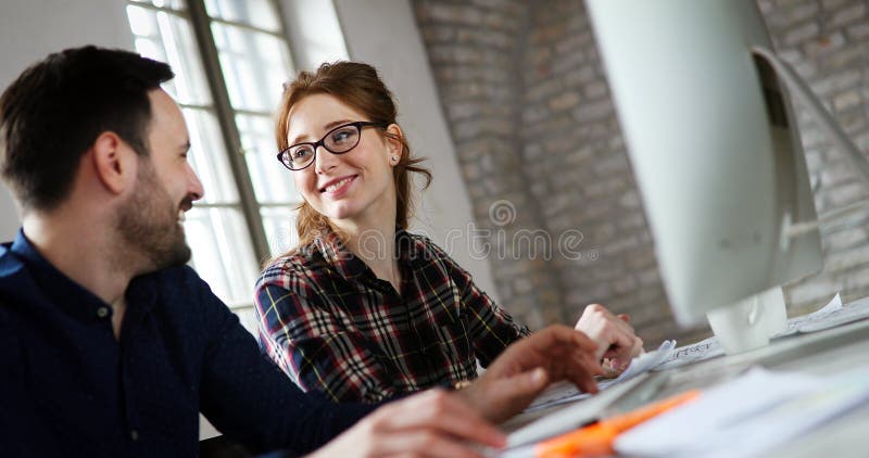 Portret Van Jonge Ontwerpers Die Op Computer Werken Stock Afbeelding ...