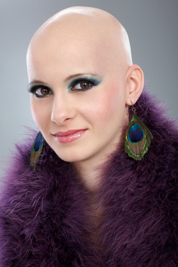 Portret Van Een Kale Vrouw Met Een Paarse Boa Stock Afbeelding - Image ...