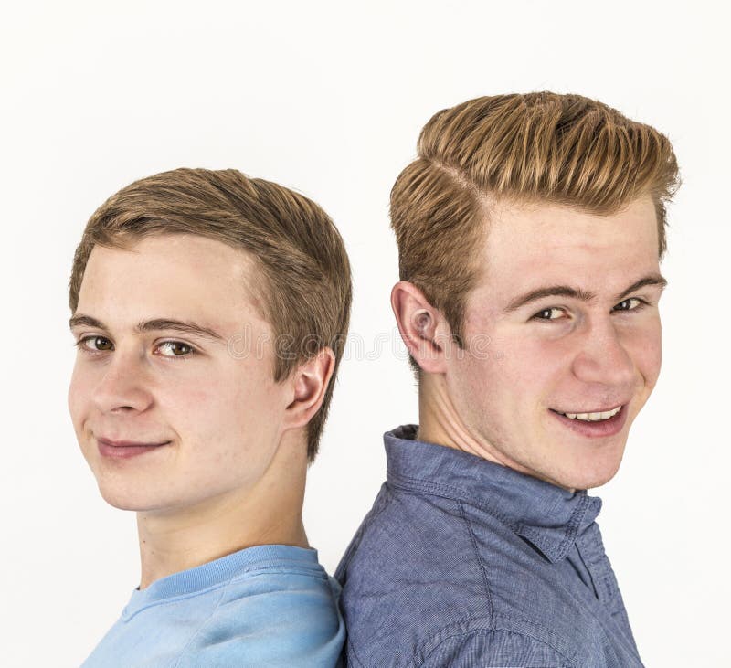 Twee Knappe Broers Die Pret Hebben Terwijl Het Zitten Buiten in Tuin ...