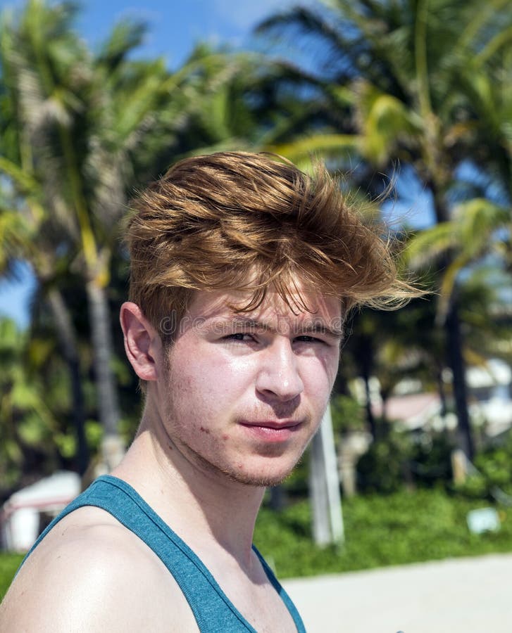 Portret Van Knappe Jongen Bij Het Strand Stock Foto - Image of puber ...