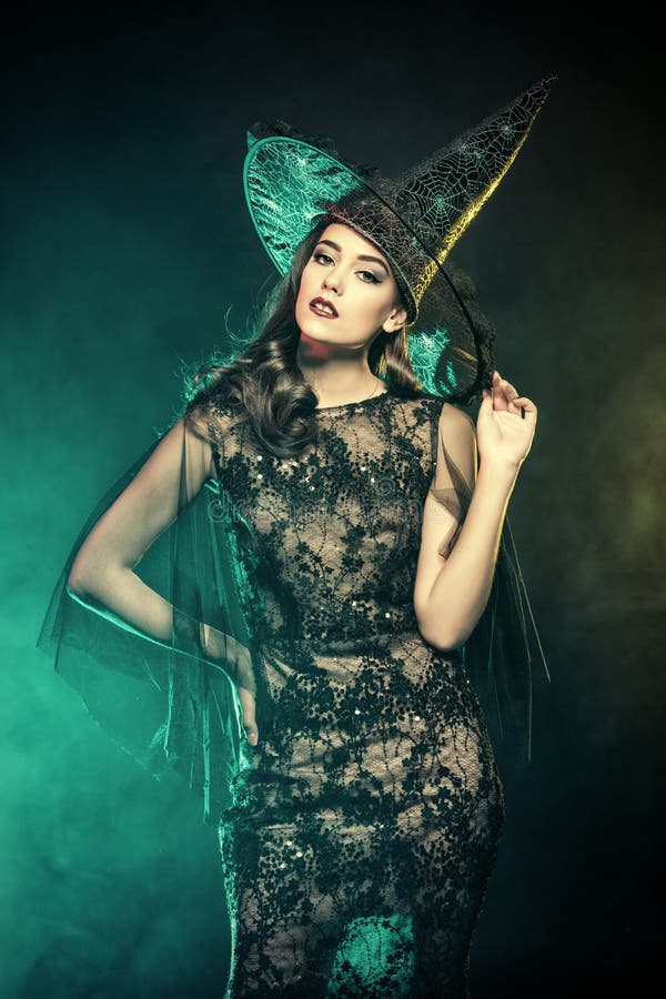Mooie heks stock foto. Image of spook, ogen, vrees, bloedig - 33932604