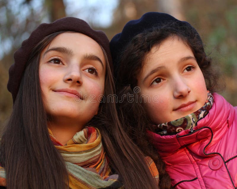 Portret Van Mooie Jonge Meisjes Stock Afbeelding - Image of leuk, kleur ...