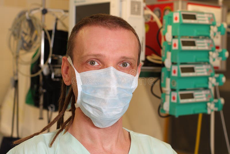 Portret Van Verpleger ICU in Een Groen Uniform Stock Foto - Image of ...