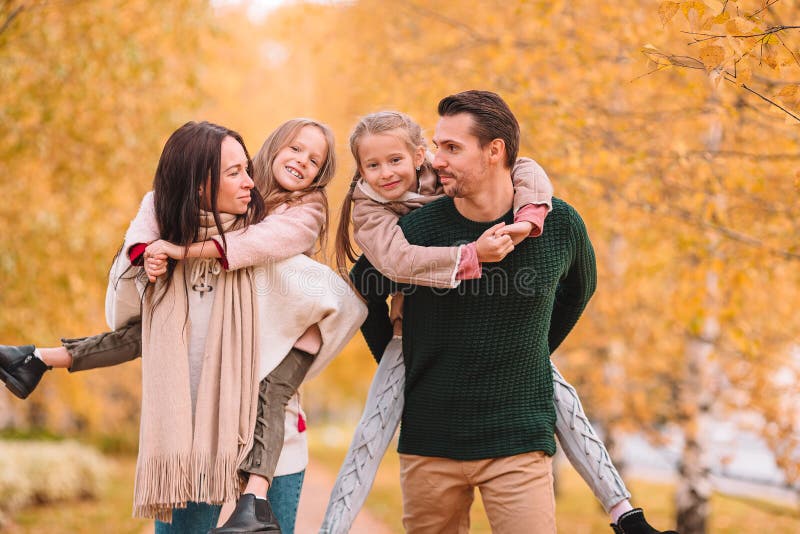 Portret Van Vier Gelukkige Familieleden in Herfstdag Stock Afbeelding ... Portret Van Vier Gelukkige Familieleden in Herfstdag Stock Afbeelding ...