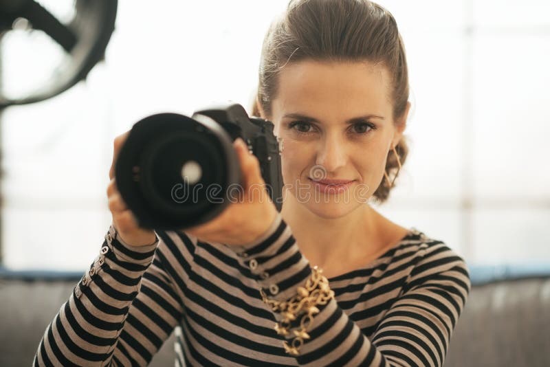 Portret Van Vrouw Met De Moderne Camera Van De Dslrfoto Stock ...
