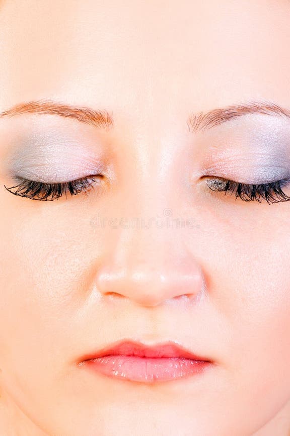 Portret Van Vrouw Met Dichte Ogen Stock Afbeelding - Image of portret ...