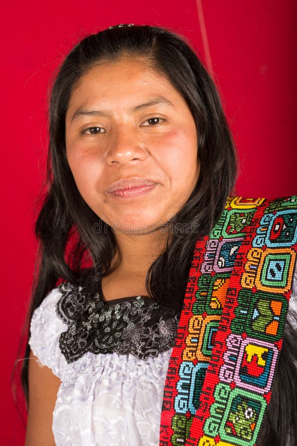 Mujer Maya En Ropa Tradicional Fotografía editorial - Imagen de america ...