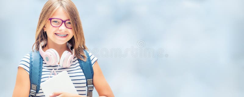 Porträt Des Modernen Glücklichen Jugendlich Schulmädchens Mit Tasche