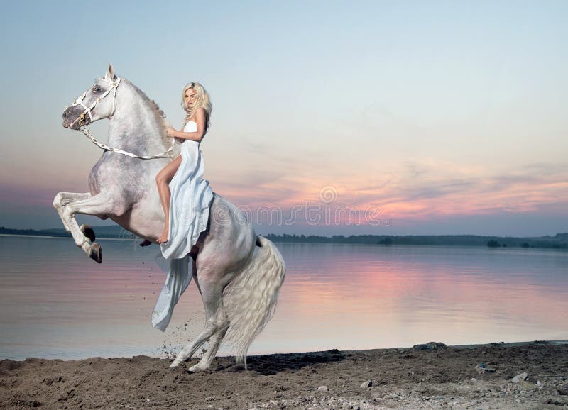2,749 Blonde Frau Mit Pferd Stock Fotos - Freie & Royalty-Free Stock ... 2,749 Blonde Frau Mit Pferd Stock Fotos - Freie & Royalty-Free Stock ...