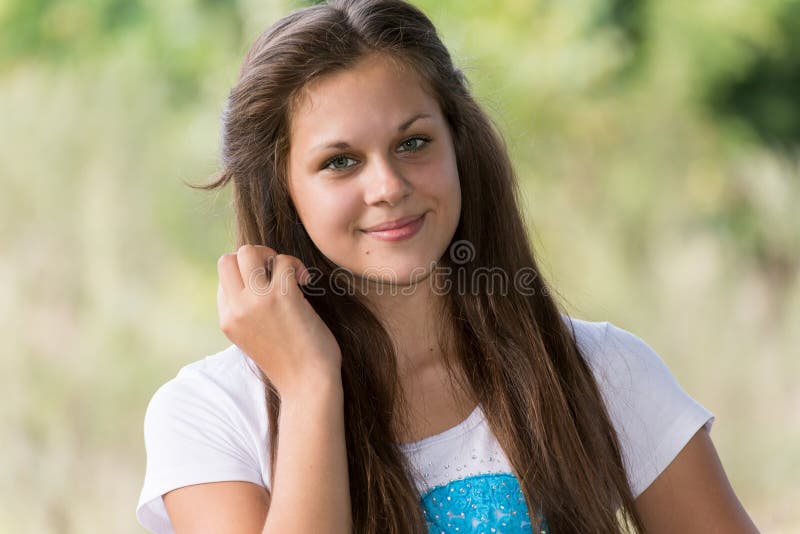 Porträt Ofa Mädchen 14 Jahre In Der Natur Stockbild Bild Von