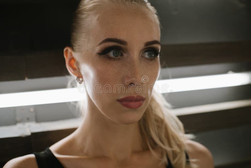 Zwei Blondinen Tun Verfassung Stockfoto Bild Von Mode