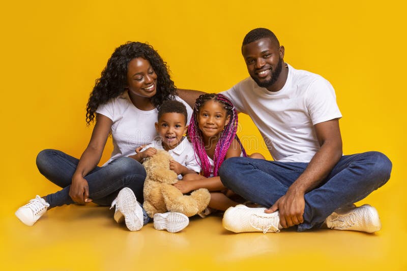 Lycklig Svart Familj Som Tillsammans Spenderar Fri Tid Arkivfoto Bild