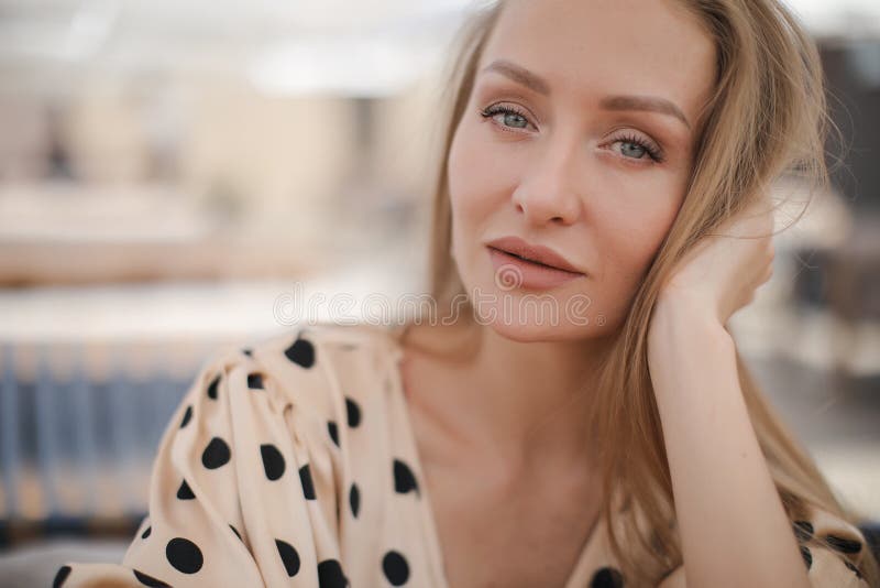 Nära Porträtt Av En Vacker Blond Kvinna Utomhus Nära Väggen Arkivfoto
