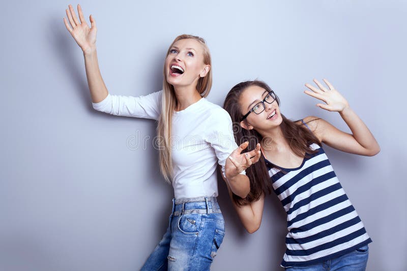 Posa Alla Moda Delle Ragazze Immagine Stock - Immagine di luce, moderno ...