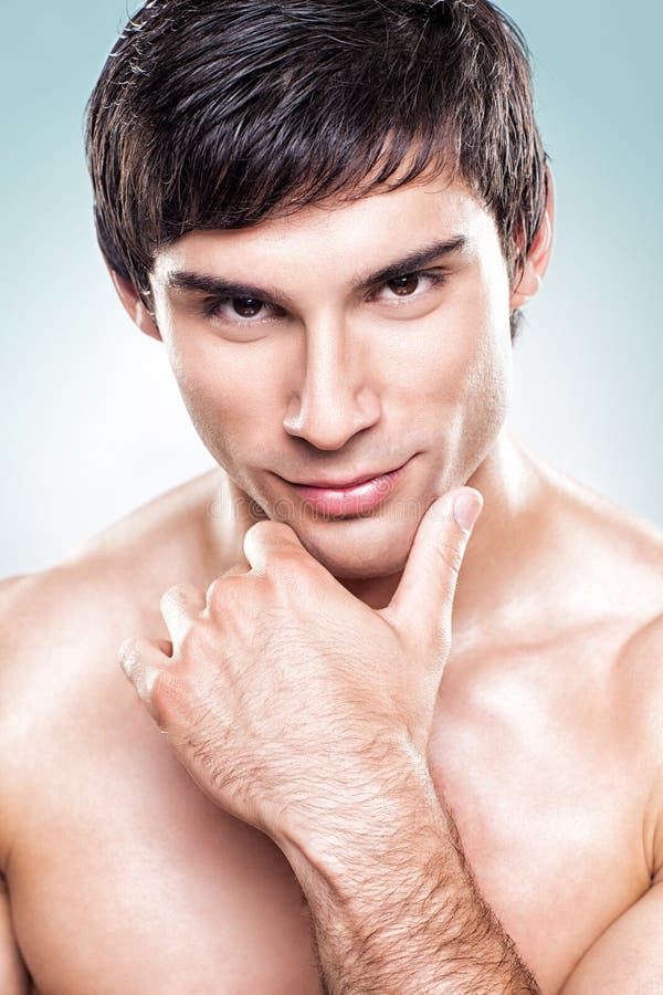 Modello Attraente a Torso Nudo in Posa Immagine Stock - Immagine di ...