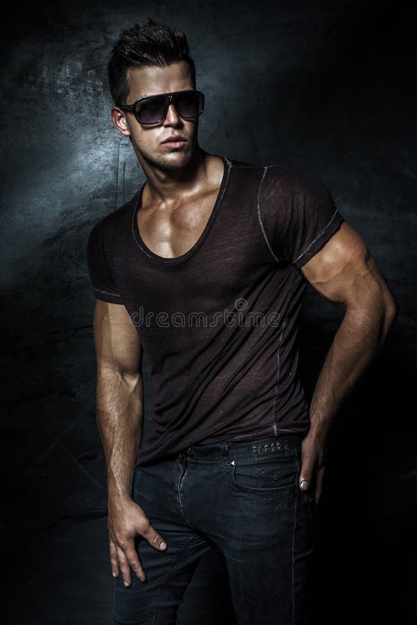 Posa bella dell'uomo immagine stock. Immagine di sunglasses - 39288237