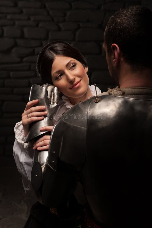 Cavaliere Medievale Che Posa Con La Spada in Una Pietra Scura ...