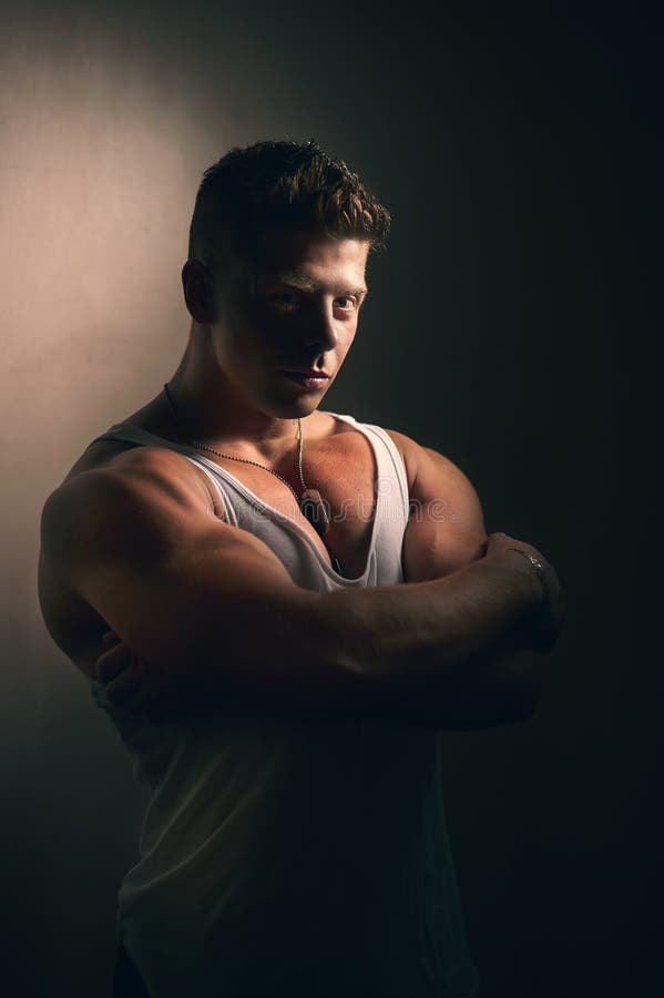 Type Beau Posant Dans Le Capot Bodybuilder Image Stock Image Du