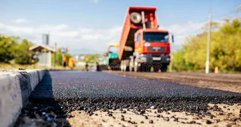 Pose D'une Nouvelle Asphalte Sur La Route. Construction De La Route ...
