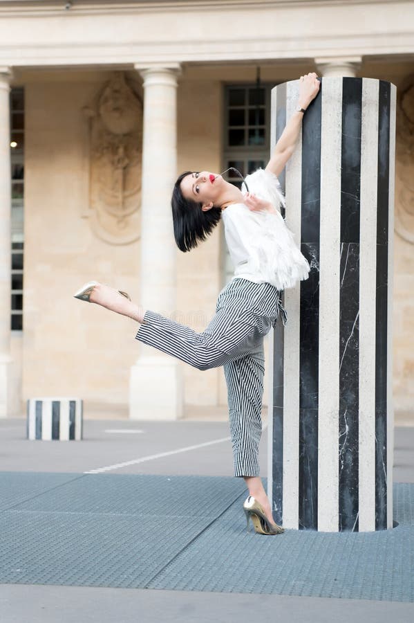 Jovem Mulher Bonita Na Pose Da Forma Na Plaza Francesa Típica Em Paris ...