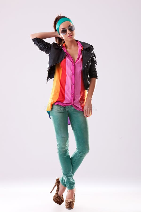 Pose De Mode D'un Jeune Femme Sexy Photo stock - Image du latin, talons ...