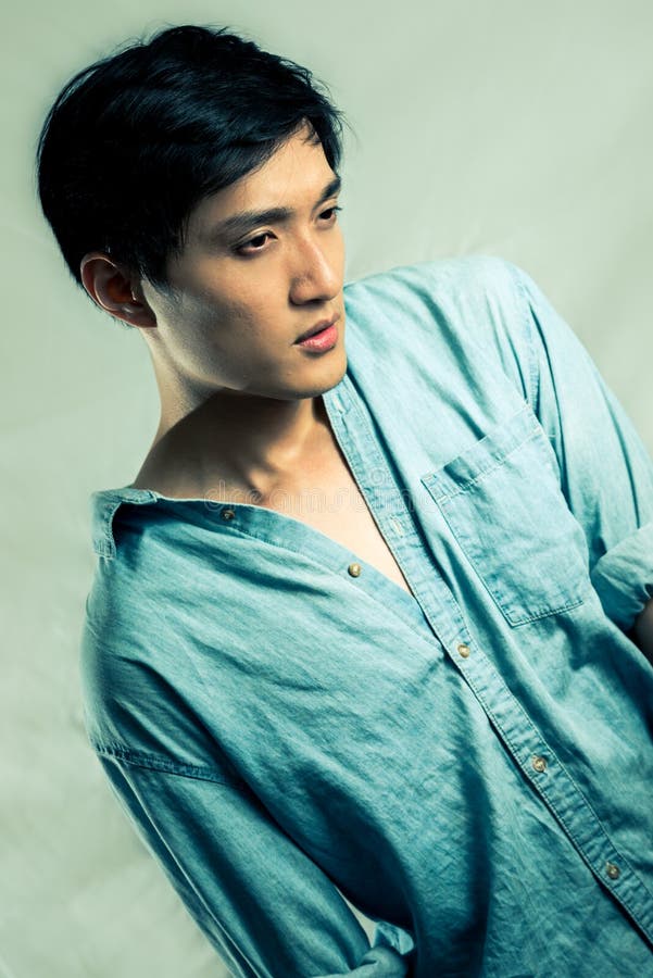 Pose De Mode Par Le Modèle Masculin Photo stock - Image du oeil, normal ...